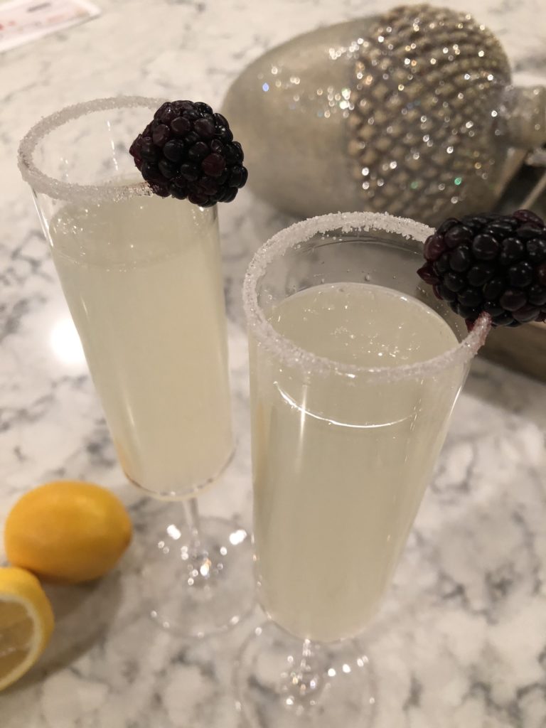 Ginger Lemonade Cocktail - de socio in the kitchen